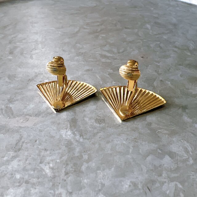 Y1077-ヴィンテージイヤリング U.S.A. 1970〜80s Gold Tone Fan Shape | iichi 日々の暮らしを心地よくするハンドメイドやアンティークのマーケットプレイス