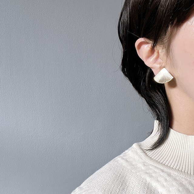 Y1077-ヴィンテージイヤリング U.S.A. 1970〜80s Gold Tone Fan Shape | iichi 日々の暮らしを心地よくするハンドメイドやアンティークのマーケットプレイス