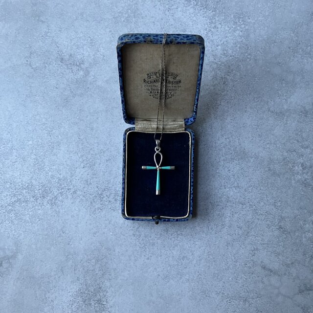 104 ヴィンテージ ターコイズエナメルのシルバーネックレス – エジプトクロスの神秘 | iichi 日々の暮らしを心地よくするハンドメイドやアンティークのマーケットプレイス