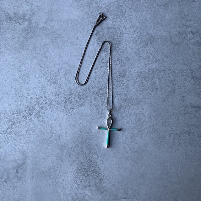 104 ヴィンテージ ターコイズエナメルのシルバーネックレス – エジプトクロスの神秘 | iichi 日々の暮らしを心地よくするハンドメイドやアンティークのマーケットプレイス