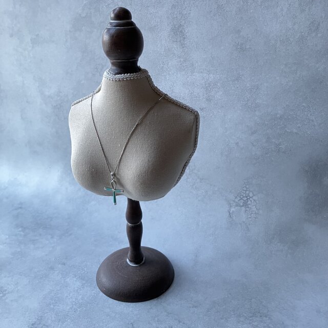 104 ヴィンテージ ターコイズエナメルのシルバーネックレス – エジプトクロスの神秘 | iichi 日々の暮らしを心地よくするハンドメイドやアンティークのマーケットプレイス