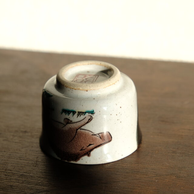 草むらを歩く猪（亥） バイカラーのボディ。九谷焼 色絵猪口 昭和レトロ 干支 酒器 コレクション 古民家 古道具 a3 | iichi 日々の暮らしを心地よくするハンドメイドやアンティークの ...