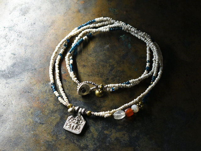 oldインドシルバートップ、古代水晶、ミゾーラムカーネリアン、古代瑪瑙、ホワイト＆インディゴブルービーズの2連ネックレス | iichi 日々の暮らしを心地よくするハンドメイドやアンティークの ...