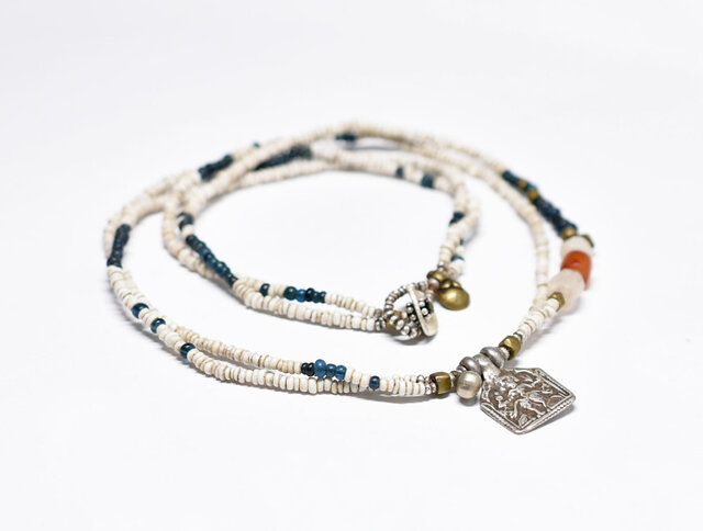 oldインドシルバートップ、古代水晶、ミゾーラムカーネリアン、古代瑪瑙、ホワイト＆インディゴブルービーズの2連ネックレス | iichi 日々の暮らしを心地よくするハンドメイドやアンティークの ...