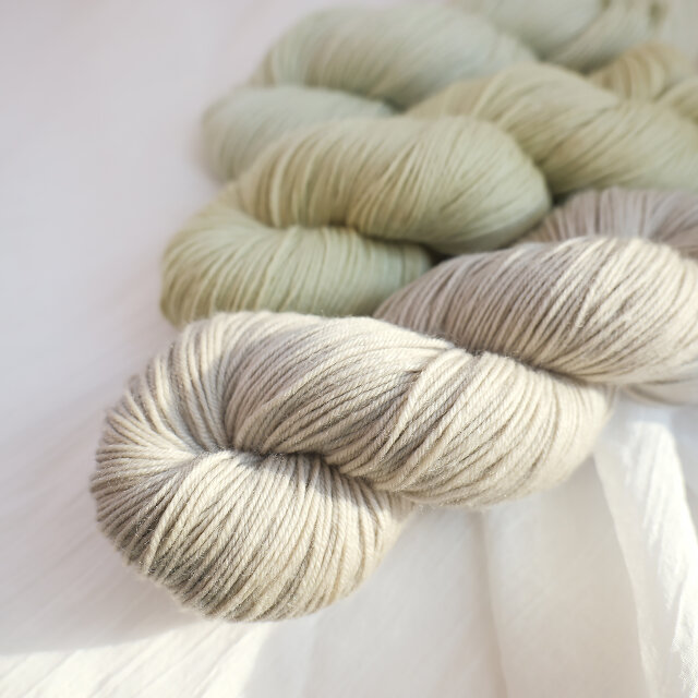 【日本の色】ヨモギ染め B｜100g/400m｜手染め糸 | iichi 日々の暮らしを心地よくするハンドメイドやアンティークのマーケットプレイス