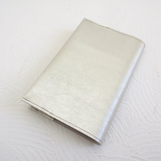 新書サイズ、コミック対応♪《ゴートスキン》シンプルイズベスト・一枚革のブックカバー・シルバー・0854 | iichi 日々の暮らしを心地よくするハンドメイドやアンティークのマーケットプレイス