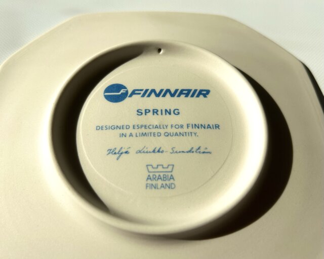 限定 FINNAIR×ARABIA Heljä Liukko-Sundström 春のプレート | iichi 日々の暮らしを心地よくするハンドメイドやアンティークのマーケットプレイス
