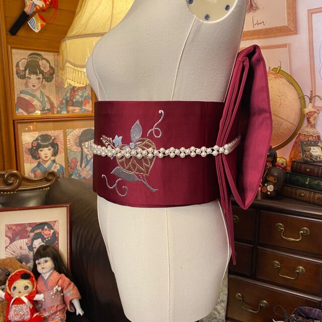 和洋折衷 2部式作り帯 お太鼓 名古屋帯 リメイク 深みのあるレッドの地色に、華やかなゴールドとシルバーの刺繍 2B-27 | iichi 日々の暮らしを心地よくするハンドメイドやアンティーク ...