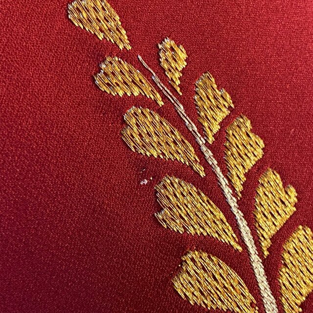 和洋折衷 2部式作り帯 お太鼓 名古屋帯 リメイク 深みのあるレッドの地色に、華やかなゴールドとシルバーの刺繍 2B-27 | iichi 日々の暮らしを心地よくするハンドメイドやアンティーク ...