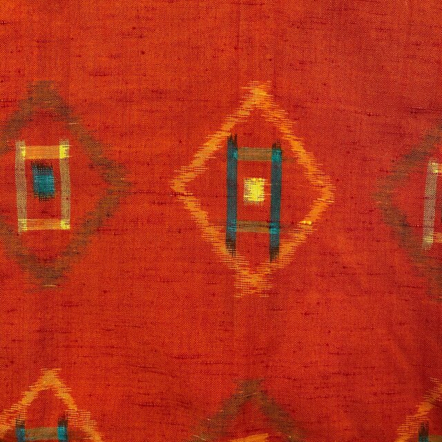 リメイク着物ワンピース セミロング アンサンブル 帯 和洋折衷 鮮やかな朱色の地に浮かび上がる幾何学的な絣柄 aKW-77 | iichi 日々の暮らしを心地よくするハンドメイドやアンティーク ...