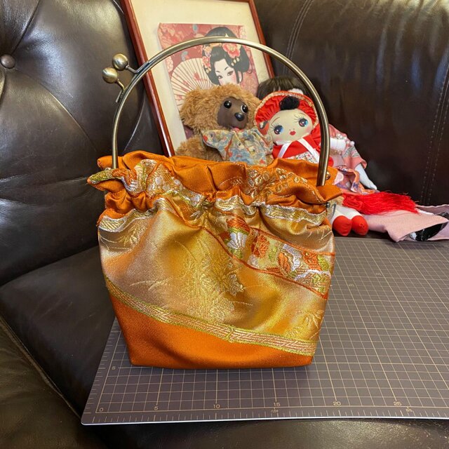 和洋折衷 名古屋帯リメイク ハンドバッグ ガマ口タイプ 帯サッシュベルト 上質な金糸が織りなす細やかな花模様 あ-53 | iichi 日々の暮らしを心地よくするハンドメイドやアンティークの ...