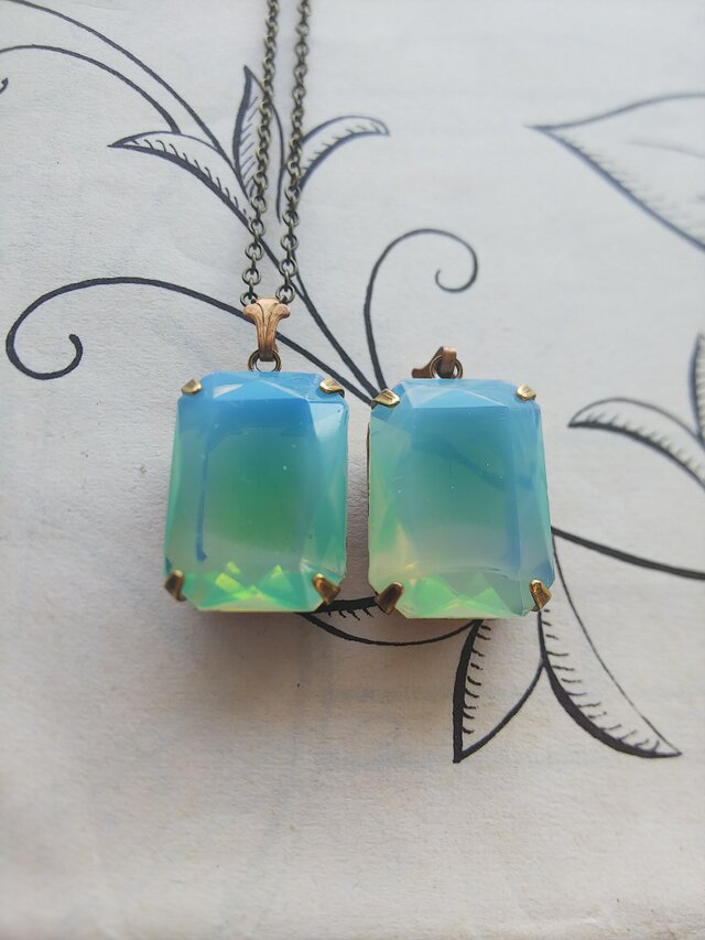 ヴィンテージ 淡いGreen／ミルキーWhite-Opal（18×13㎜）クラシカルネックレス | iichi 日々の暮らしを心地よくするハンドメイドやアンティークのマーケットプレイス