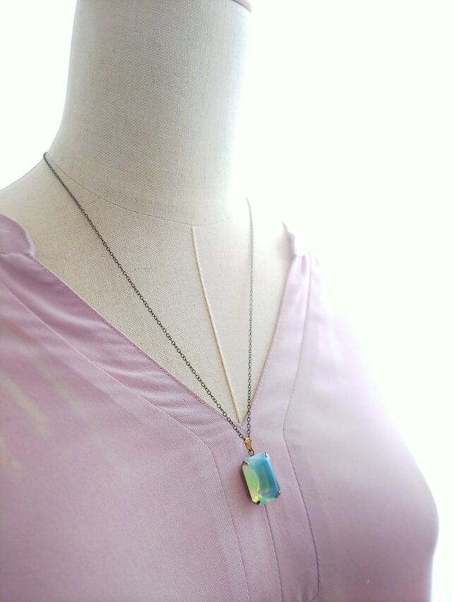 ヴィンテージ 淡いGreen／ミルキーWhite-Opal（18×13㎜）クラシカルネックレス | iichi 日々の暮らしを心地よくするハンドメイドやアンティークのマーケットプレイス