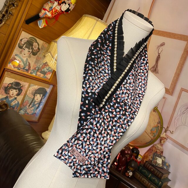 着物リメイク 重ね衿 重ね襟 伊達襟 パール フリル 和洋折衷 花びらが風に舞う瞬間を切り取ったかのようなデザイン E-50 | iichi 日々の暮らしを心地よくするハンドメイドや ...