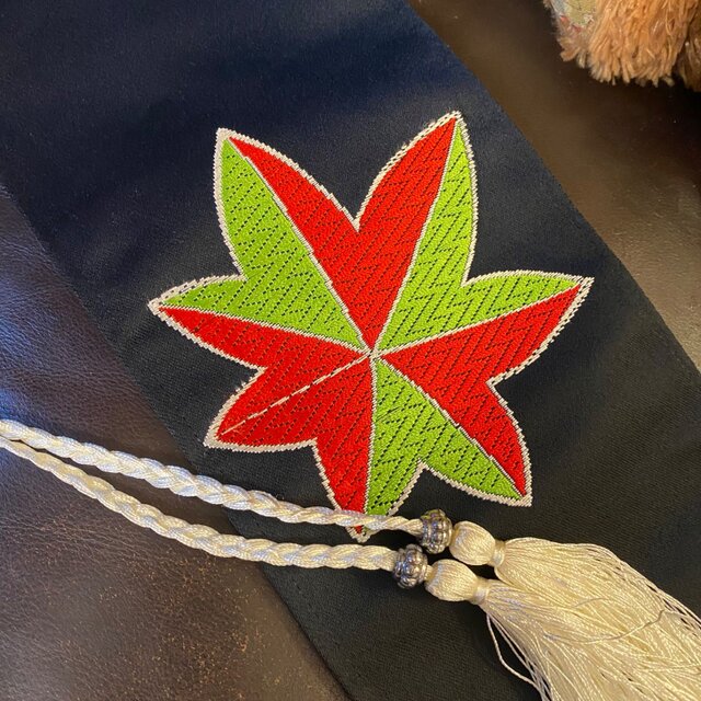 名古屋帯 着物 サッシュベルト 和洋折衷 リメイク L〜LL 深い黒色の生地に浮かび上がる鮮やかな紅葉の刺繍。 ROB-72 | iichi 日々の暮らしを心地よくするハンドメイドや ...