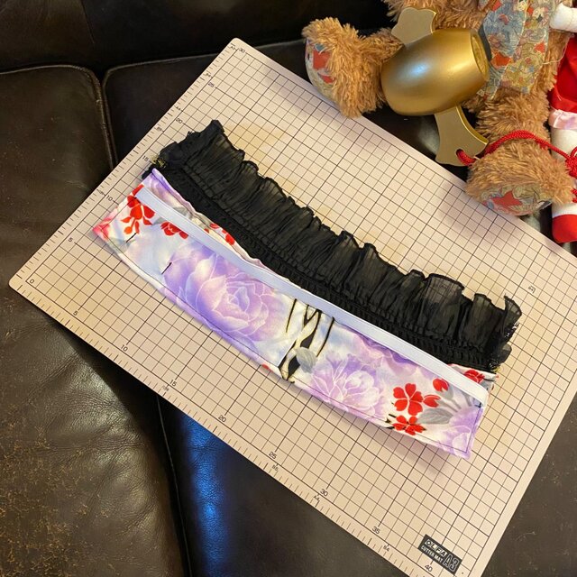 和洋折衷 帯揚げ リメイク シフォン フリル パールビーズ 艶やかな牡丹の花と蝶々が描かれ、と白の花模様が大胆に広がる A-26 | iichi 日々の暮らしを心地よくするハンドメイドや ...