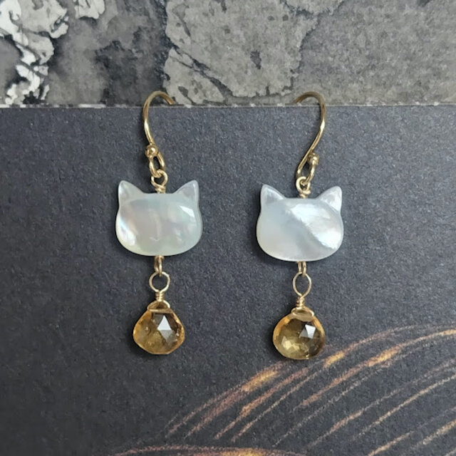 猫カット（白蝶貝）のピアス 一点限り | iichi 日々の暮らしを心地よくするハンドメイドやアンティークのマーケットプレイス