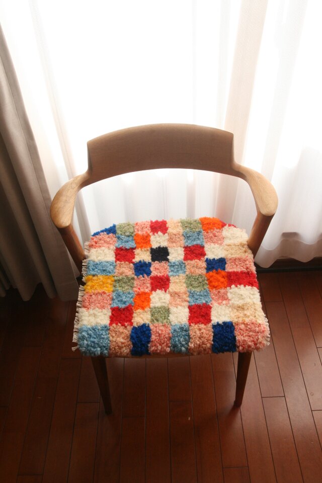 ノッティングチェアマット ホームスパン（手紡ぎ手織り）Amelie | iichi 日々の暮らしを心地よくするハンドメイドやアンティークのマーケットプレイス