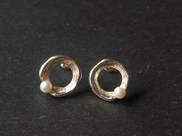 Utoka ☆ silver まんまるピアス | iichi 日々の暮らしを心地よくするハンドメイドやアンティークのマーケットプレイス