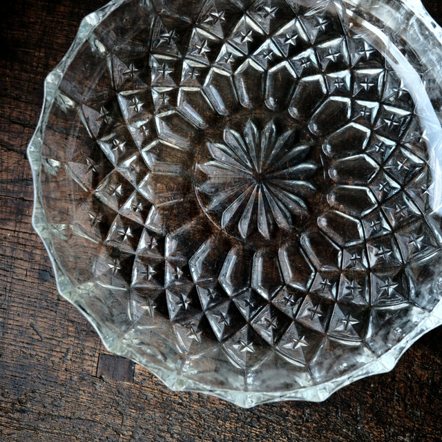 見込みに花文様 ずっしりとした重み。昭和後期 クリスタル・プレスガラス中皿 古民家 古道具 ニュートロ 暮らしに | iichi 日々の暮らし ...