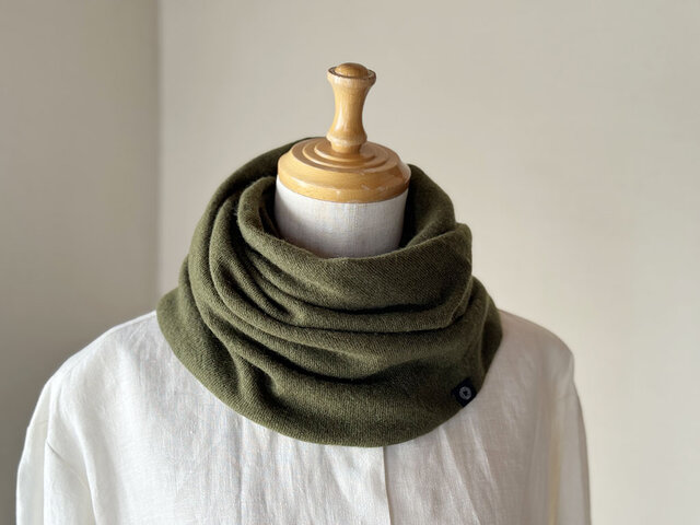 温度を纏う。純カシミヤねじりスヌード[Basic Design]カーキ | iichi 日々の暮らしを心地よくするハンドメイドやアンティークのマーケットプレイス