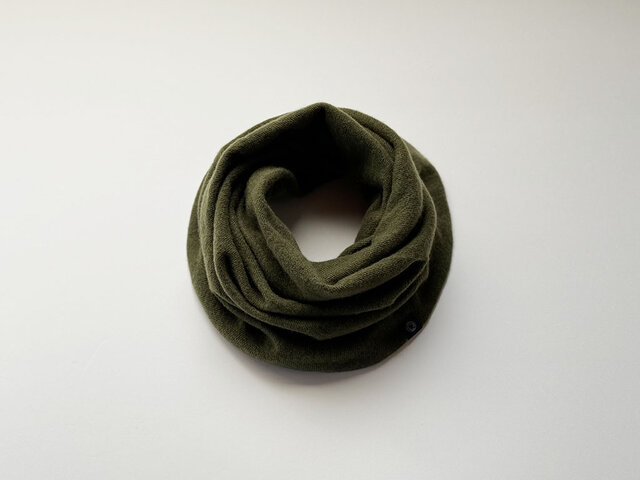 温度を纏う。純カシミヤねじりスヌード[Basic Design]カーキ | iichi 日々の暮らしを心地よくするハンドメイドやアンティークのマーケットプレイス