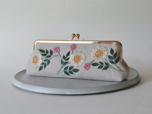 【受注制作】刺繍 がま口ポーチ 口金サイズ18センチ | iichi 日々の暮らしを心地よくするハンドメイドやアンティークのマーケットプレイス