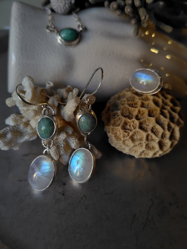 レインボームーンストーン(ホワイトラブラドライトシルバーリング#13.5 | iichi 日々の暮らしを心地よくするハンドメイドやアンティークのマーケットプレイス