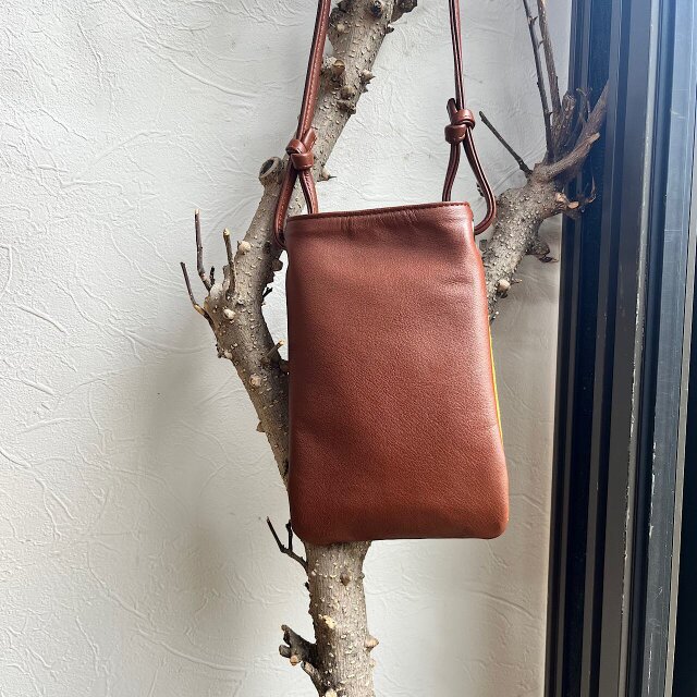 スマホポシェット（ブラウンの革＋着物生地のパッチワーク）No.01014-18 | iichi 日々の暮らしを心地よくするハンドメイドやアンティークのマーケットプレイス