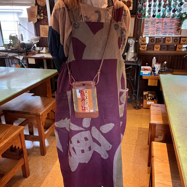 スマホポシェット（ブラウンの革＋着物生地のパッチワーク）No.01014-18 | iichi 日々の暮らしを心地よくするハンドメイドやアンティークのマーケットプレイス