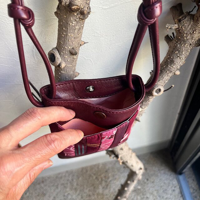 スマホポシェット（濃いエンジの革＋着物生地のパッチワーク）No.01014-24 | iichi 日々の暮らしを心地よくするハンドメイドやアンティークのマーケットプレイス