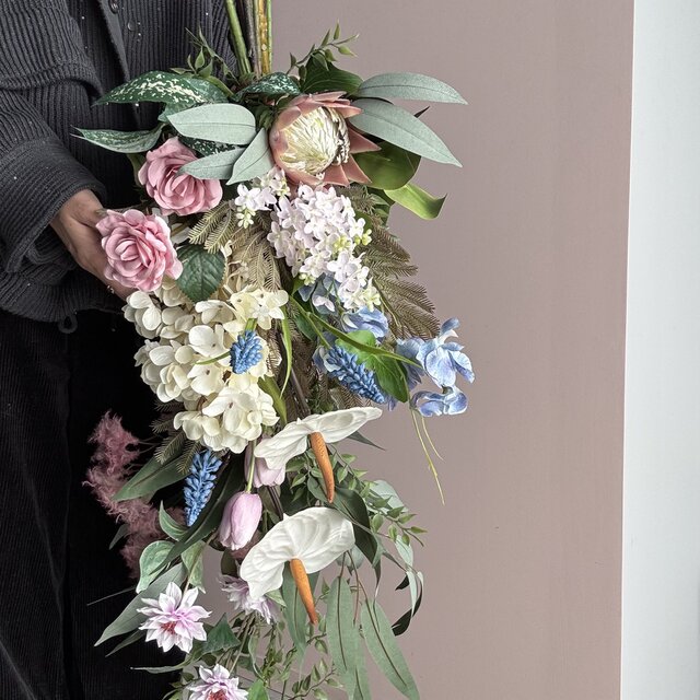 【迫力の90cm！】ツルにはトクレマチスを。スイトピー、ムスカリ、チューリップetc/春の花を束ねたボリュームスワッグ！ | iichi 日々の暮らしを心地よくするハンドメイドやアンティークの ...