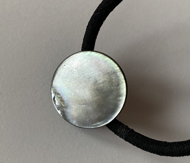 【フランス製 ビンテージ 28mm mother of pearl 大きい天然貝 ヘアゴム】1950年代 | iichi 日々の暮らしを心地よくするハンドメイドやアンティークのマーケットプレイス