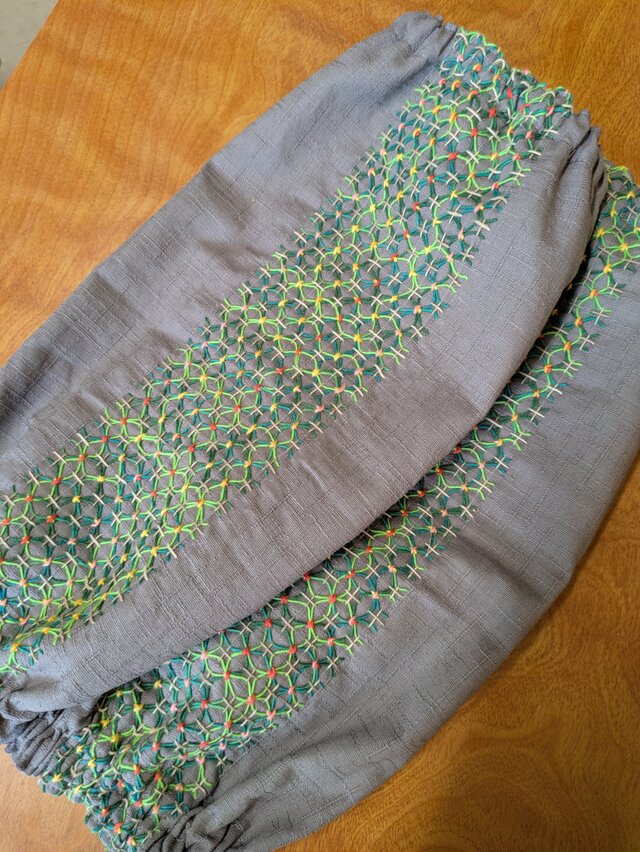 刺し子アームカバー 7－イ グレーのコットン生地 グリーン系の段染め糸で紫陽花模様 | iichi 日々の暮らしを心地よくするハンドメイドやアンティークのマーケットプレイス