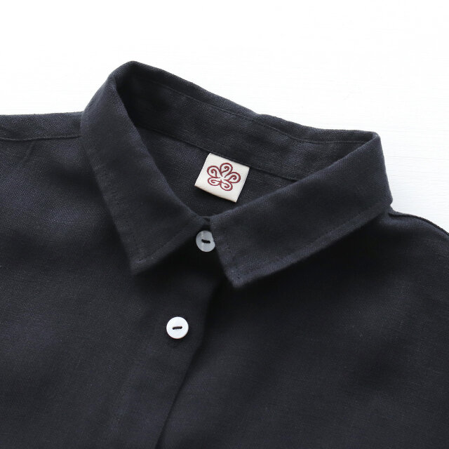 柔らかな リネン シャツブラウス （ネイビーブラック）TP18 | iichi 日々の暮らしを心地よくするハンドメイドやアンティークのマーケットプレイス