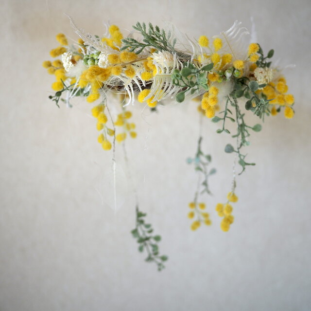 ゆらゆら揺れるミモザのフライングリース (L) | iichi 日々の暮らしを心地よくするハンドメイドやアンティークのマーケットプレイス