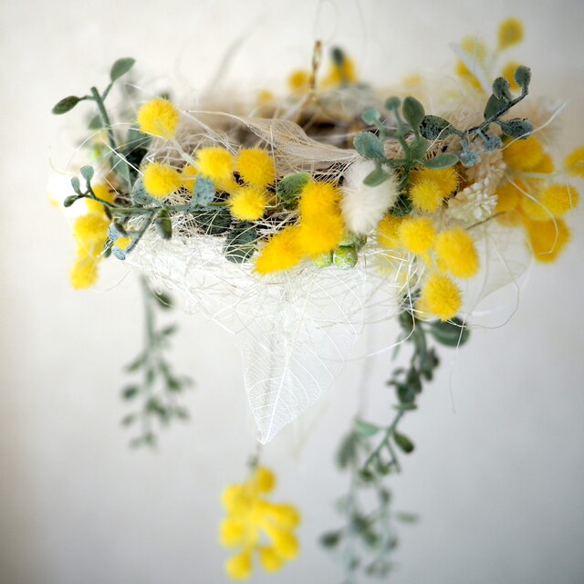 ゆらゆら揺れるミモザのフライングリース (S) | iichi 日々の暮らしを心地よくするハンドメイドやアンティークのマーケットプレイス