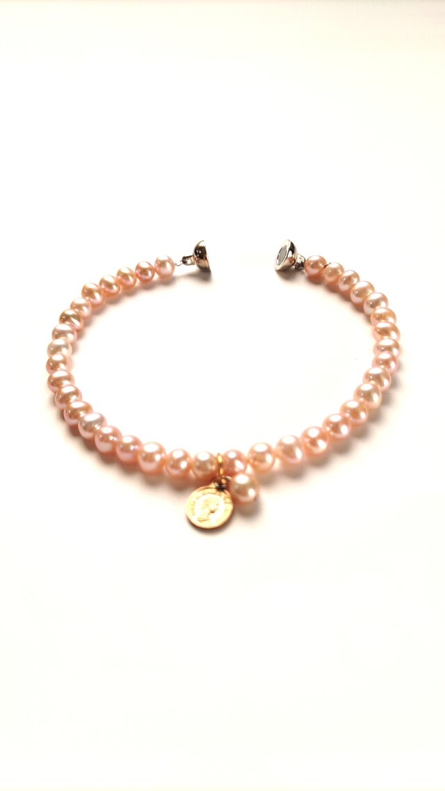 淡水パール&コインチャームブレスレット | iichi 日々の暮らしを心地よくするハンドメイドやアンティークのマーケットプレイス