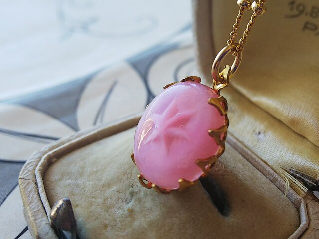 ヴィンテージ レア Baby-Pink-Star（Oval）ネックレス | iichi 日々の暮らしを心地よくするハンドメイドやアンティークのマーケットプレイス