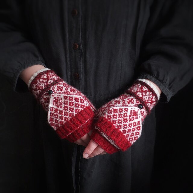 北欧から発送 / 2wayミトン/ knappar(白×ファールレッド) | iichi 日々の暮らしを心地よくするハンドメイドやアンティークのマーケットプレイス