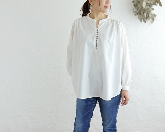 シルクのようなスーピマコットン バンドカラー ループボタン シャツブラウス （オフホワイト）TP29 | iichi 日々の暮らしを心地よくするハンドメイドやアンティークのマーケットプレイス