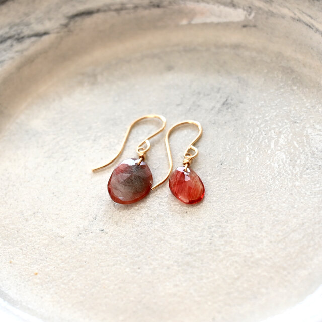 アンデシンフリーフォーム片面ローズカット一粒ピアス・イヤリング変更可 | iichi 日々の暮らしを心地よくするハンドメイドやアンティークのマーケットプレイス