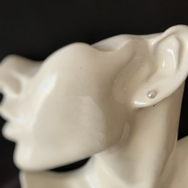 {真珠} two colors - triangle pearl earrings | iichi 日々の暮らしを心地よくするハンドメイドやアンティークのマーケットプレイス