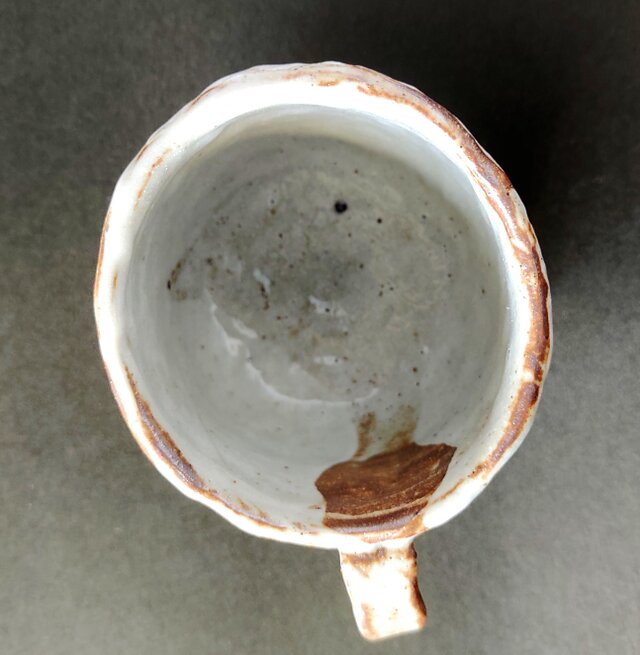 マグカップ（美濃焼） コントラストが映える緋色炭化志野コップ 陶器のグラス st-006 | iichi 日々の暮らしを心地よくするハンドメイドやアンティークのマーケットプレイス