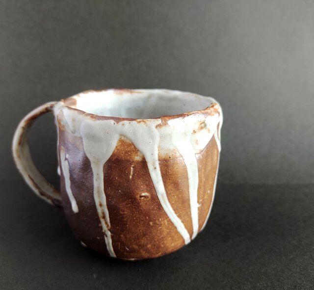 マグカップ（美濃焼） コントラストが映える緋色炭化志野コップ 陶器のグラス st-006 | iichi 日々の暮らしを心地よくするハンドメイドやアンティークのマーケットプレイス