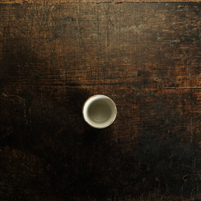 静止する牛（丑） キュートな緑の雲。九谷焼 色絵金彩猪口 昭和レトロ 干支 酒器 コレクション 古民家 古道具 i1 | iichi 日々の ...