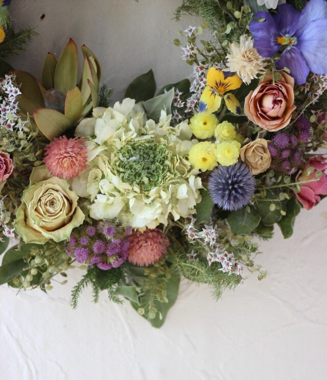 ラナンキュラスの春色リース | iichi 日々の暮らしを心地よくするハンドメイドやアンティークのマーケットプレイス