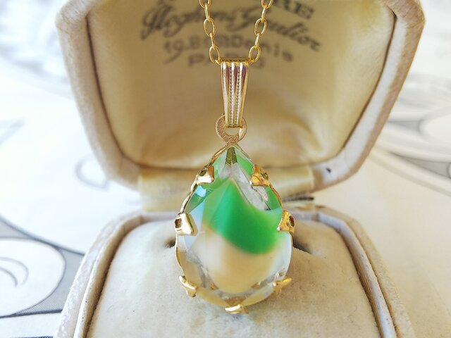 ヴィンテージ ベージュ/Green の大人色 Drop（18×13㎜）クラシカルネックレス | iichi 日々の暮らしを心地よくするハンドメイドやアンティークのマーケットプレイス