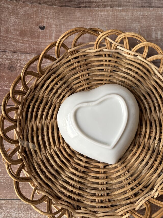 ビションフリーゼ ハート皿 8cm | iichi 日々の暮らしを心地よくするハンドメイドやアンティークのマーケットプレイス