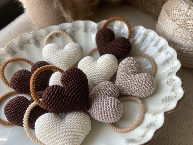 レース糸で編む ハートヘアゴム2個set | iichi 日々の暮らしを心地よくするハンドメイドやアンティークのマーケットプレイス